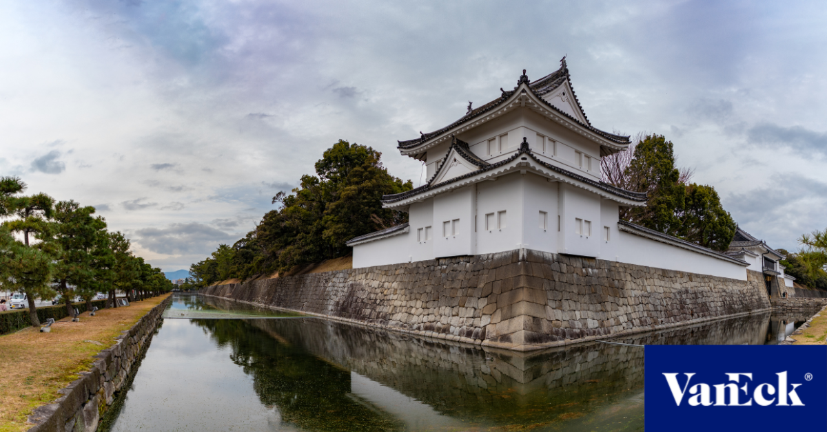 Economic Moats: What Warren Buffett and Benjamin Graham Teach Investors